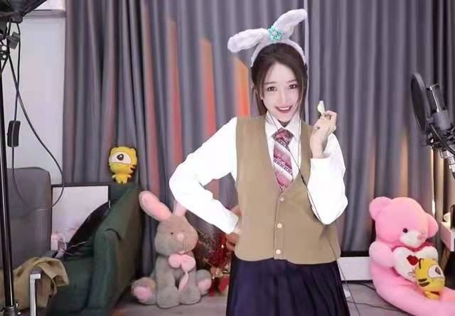 Lin Qiqi wore a swimsuit and was questioned for having a chest pad, and ...