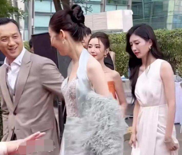 Huang Jue dangled Zhang Yifan's hand, being ridiculed for being greasy ...
