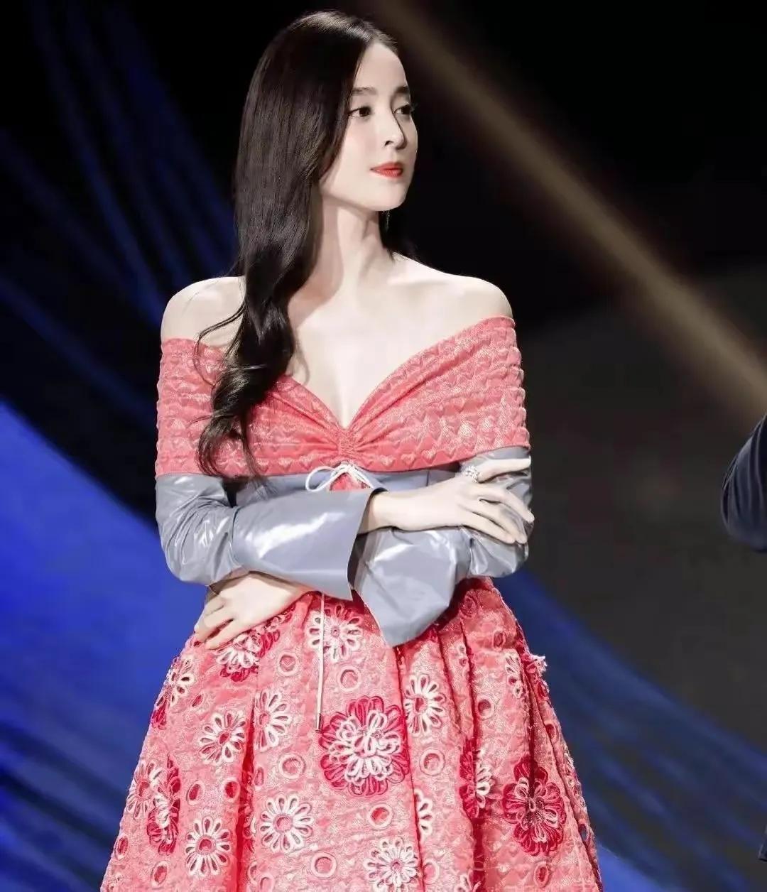 Guli Nazha is really beautiful, wearing a strapless contrasting dress ...