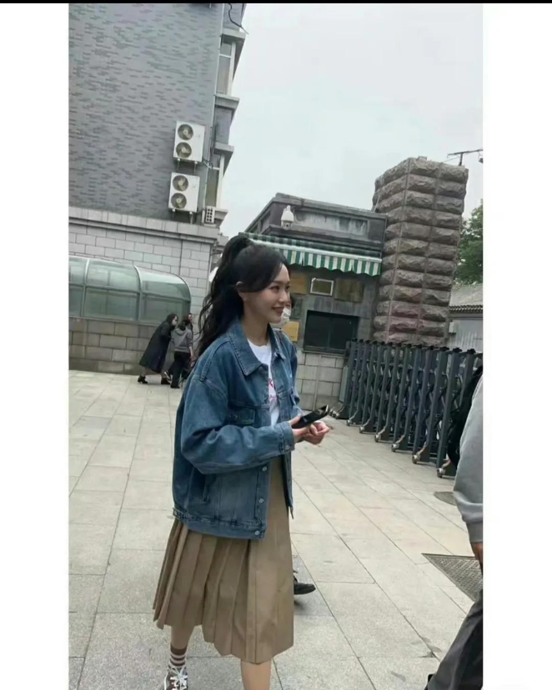 The "exclusive" Tang Yan alumni party appeared, and the denim half-tie ...