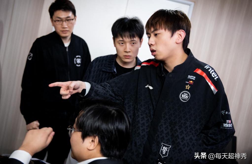 EDG and BLG staged a life-and-death battle, Jiejie teased Xun, and Bin showed off the hero pool ...