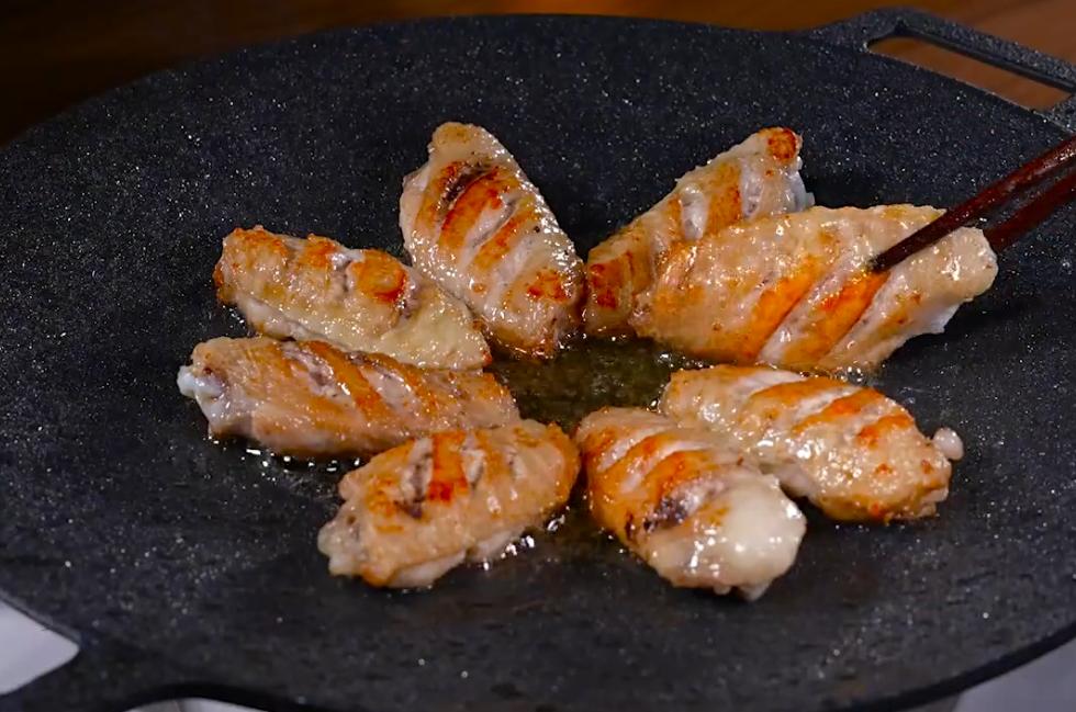 Homemade practice of abalone chicken wings and fresh shrimp pot ...