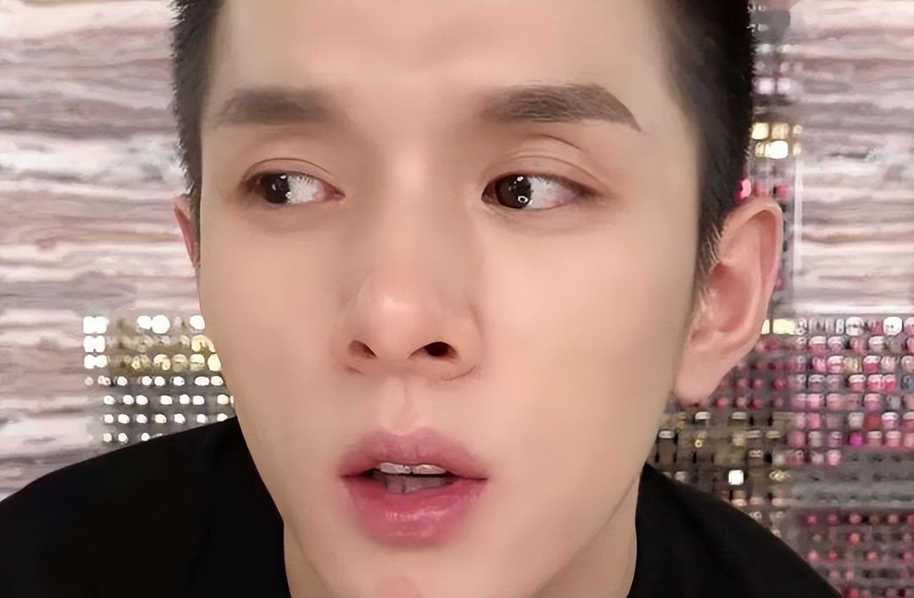 "Brother Lipstick" puts on hundreds of lipsticks every day, how does he ...