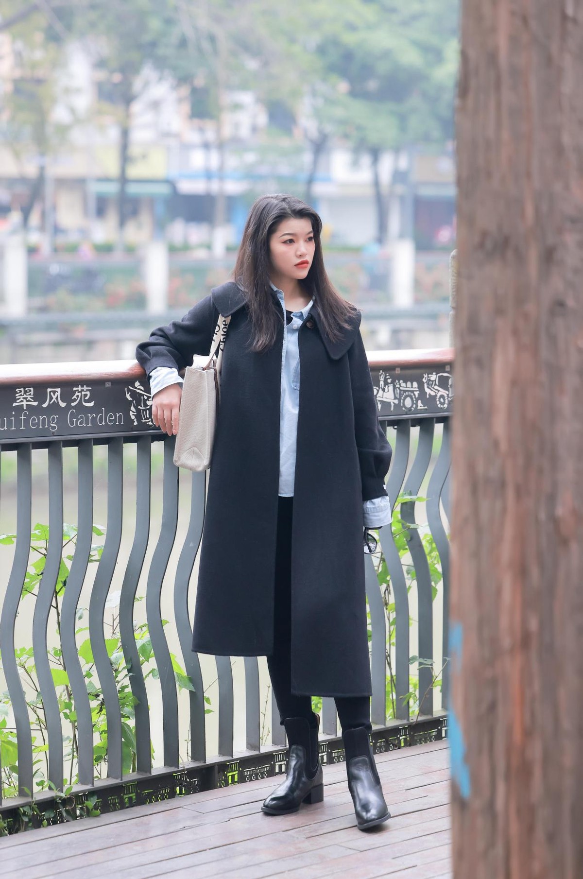 Chengdu women are very good at dressing up. They choose tight pants to ...