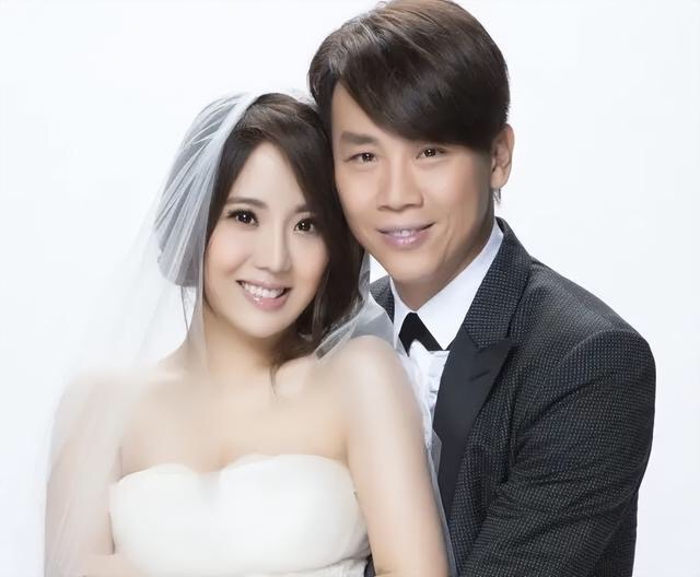 Tao Zhe, 53, and his wife Yachting celebrate their 8th wedding ...