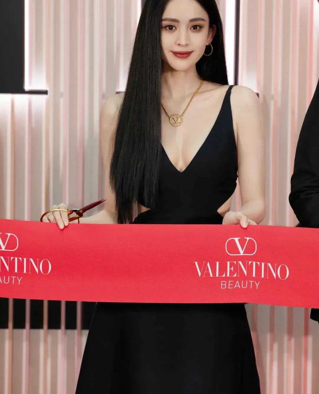 Guli Nazha, straight hair in a black dress.Straight out of nowhere ...