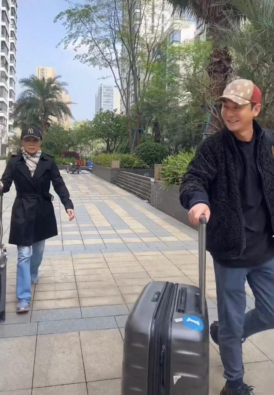 61-year-old Wu Qiong took her handsome husband back to his hometown to worship his ancestors ...