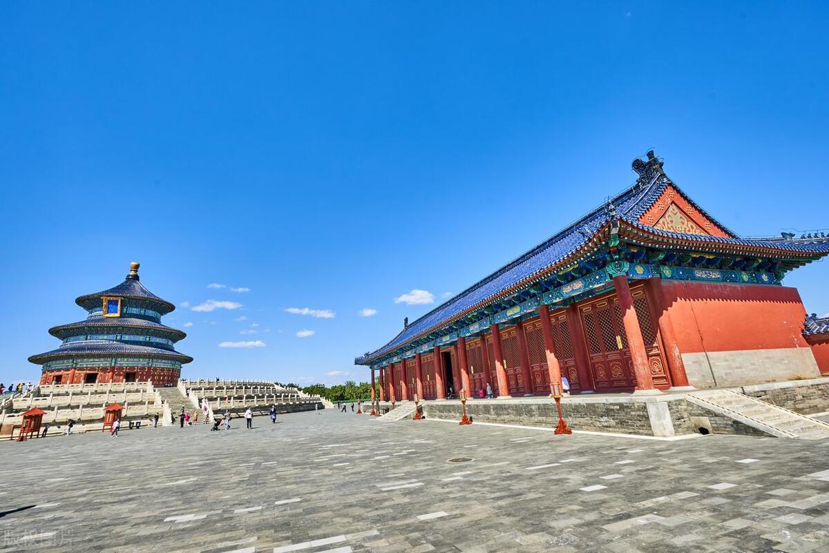There are three roads on the Danbi Bridge in the Temple of Heaven, which one does the emperor ...