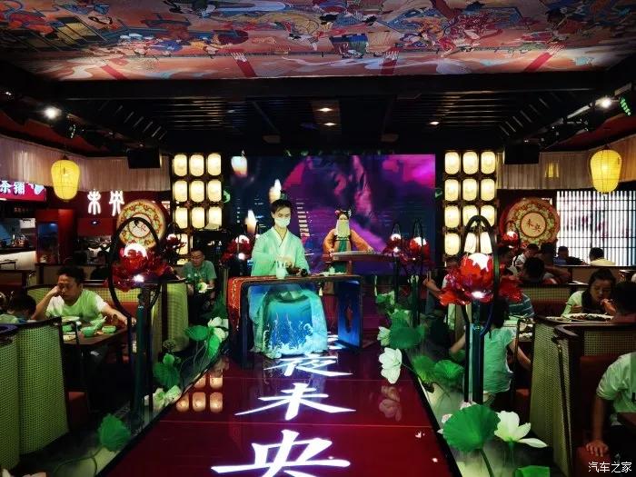 Driving a dolphin to check in the Internet celebrity restaurant--Chang ...