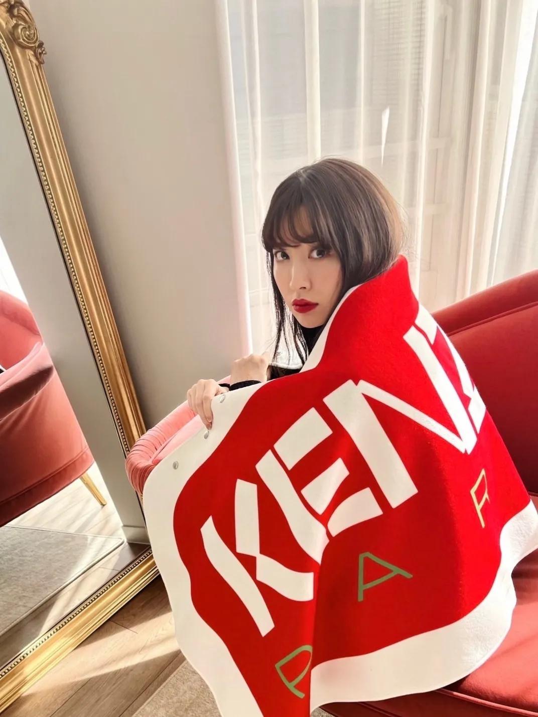 Kojima Haruna took amazing selfies, and the lady's red carpet, red lips ...