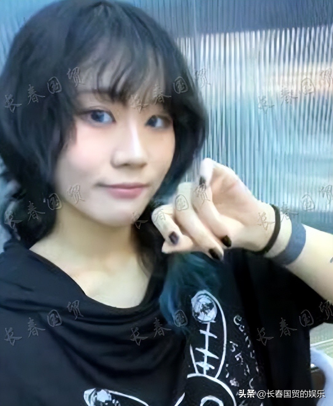 A recent photo of Dou Wei's 19-year-old second daughter was exposed ...