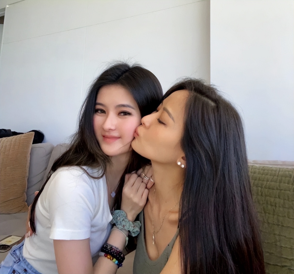 The 21-year-old daughter of the first lady, Sun Yunyun, took a photo by ...