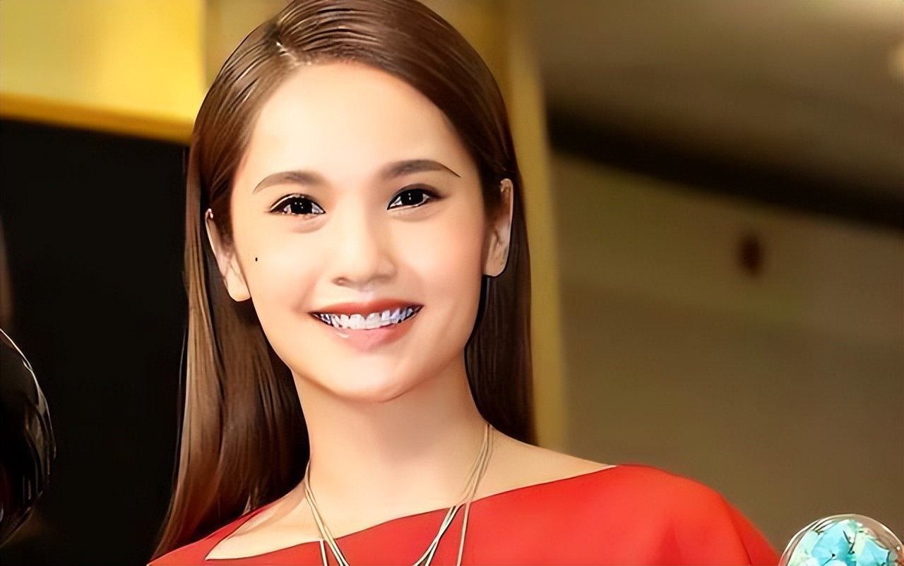 Chen Huixian and Rainie Yang met Zhou Chuanxiong at the airport and ...