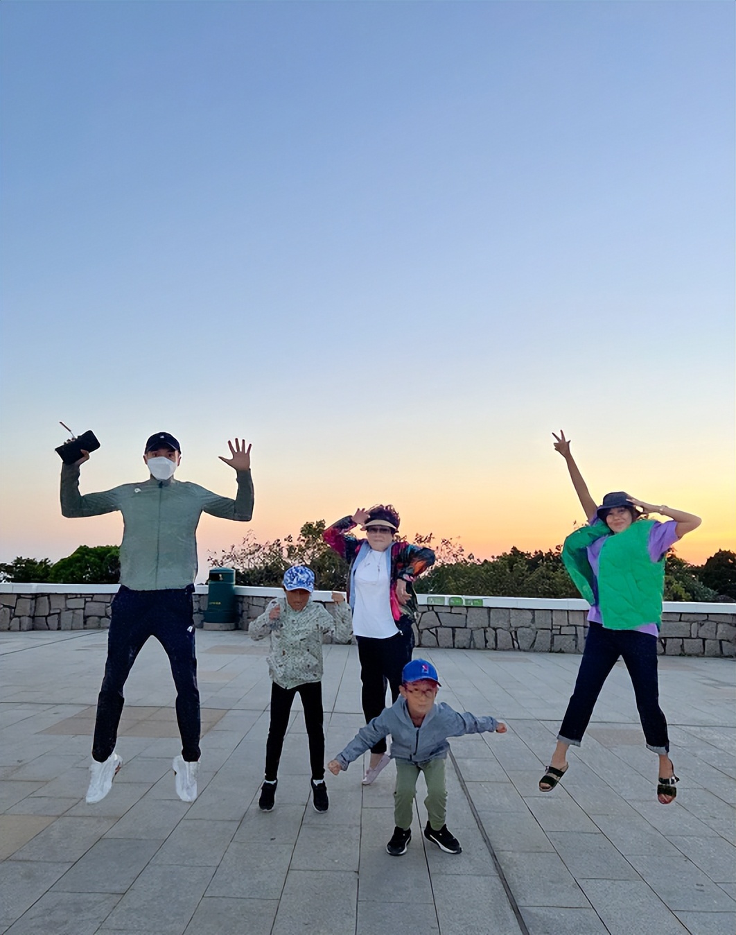 Chen Weiting: The film is finished and I arrived in Beijing today. I took my mother, sister, 2 ...