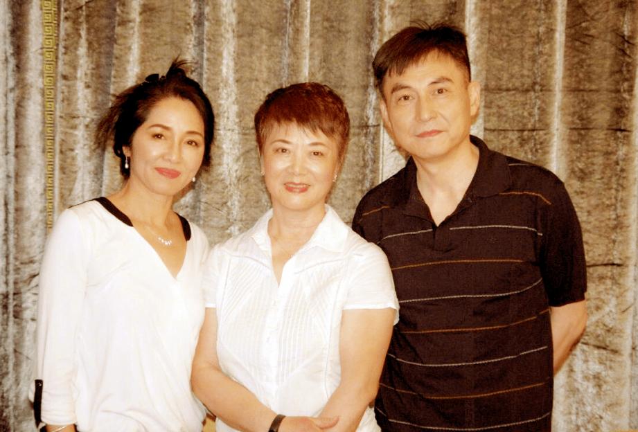 He is a famous actor who lost his parents and wife one after another ...