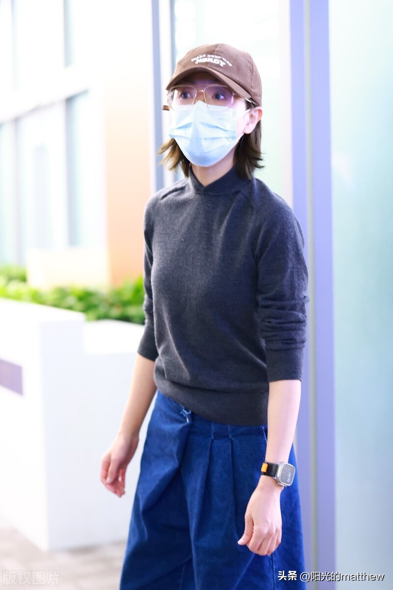 Wan Qian wears a baseball cap casually, and greets fans with a smile ...