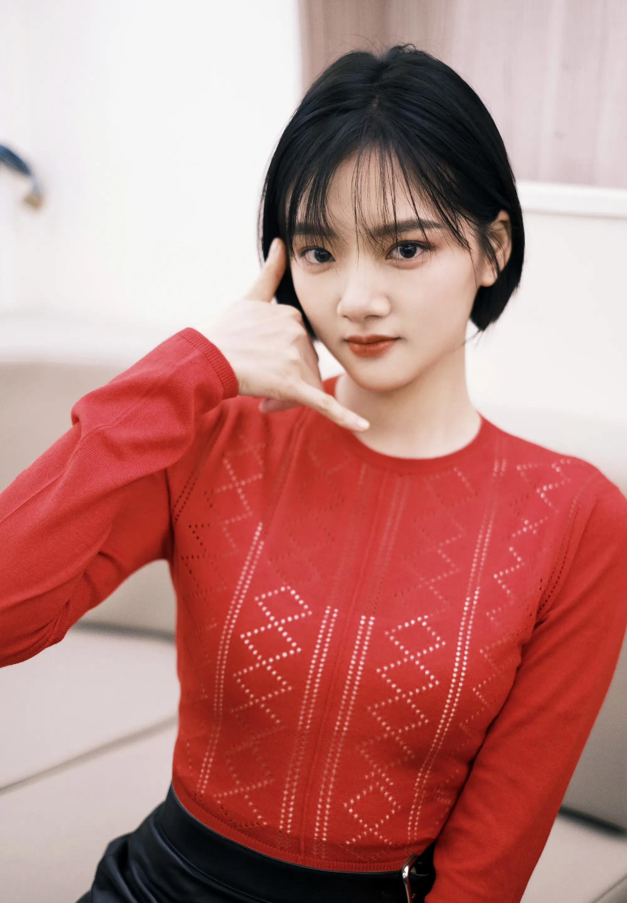 Actress Ren Min's fashion style: fresh and beautiful, with delicate ...