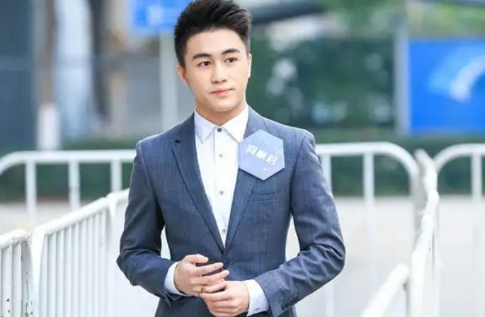 Liang Anqi was busy bidding for gambling cards, while He Youjun was in ...