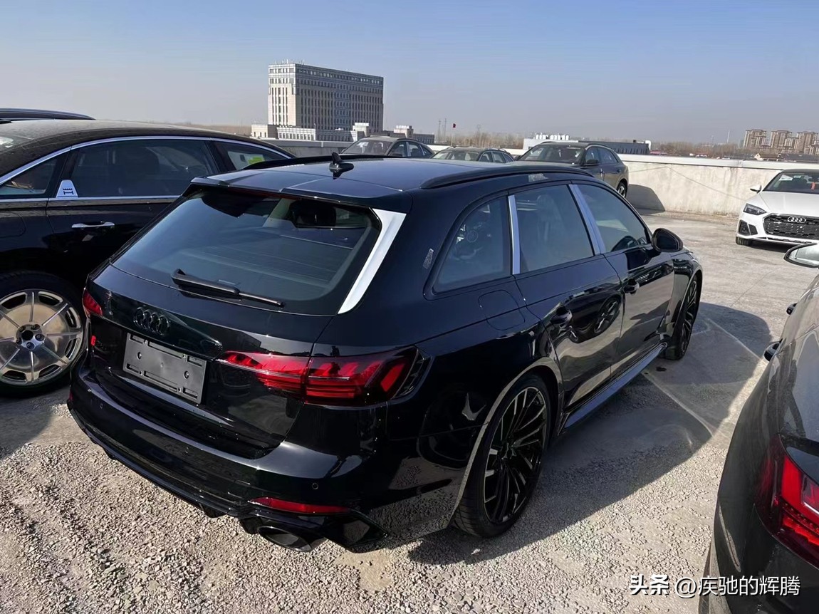 The 900,000-class Audi high-performance station wagon RS4, 2.9TV6 twin ...