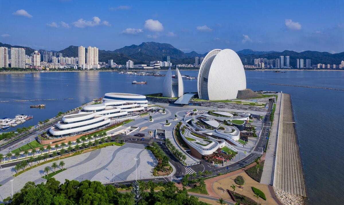 Holding a lover during the day and going to Macau at night, the absurd life of the wonderful ...