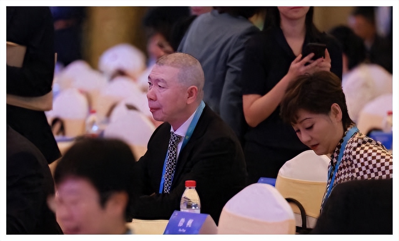 All the stars attended the event in formal attire: Feng Xiaogang was so ...