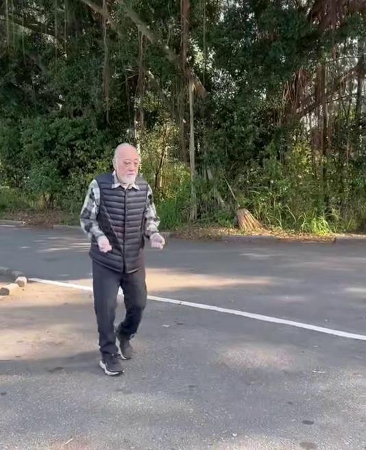 81-year-old Lu Haipeng has no one to take care of him. His wife and ...