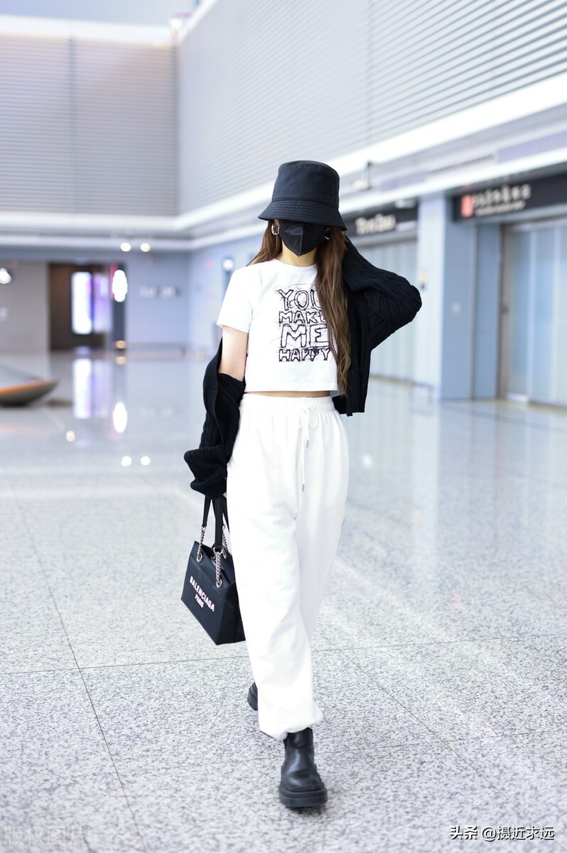 Rainie Yang appeared alone at Shanghai Hongqiao Airport without her ...