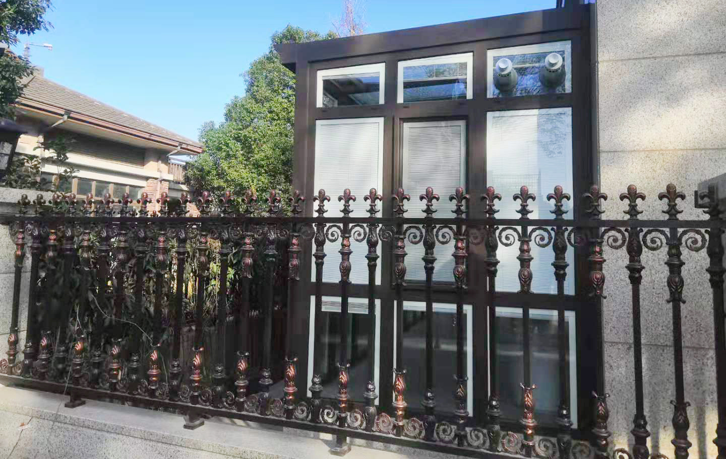 Insulating glass with built-in shutters - iNEWS