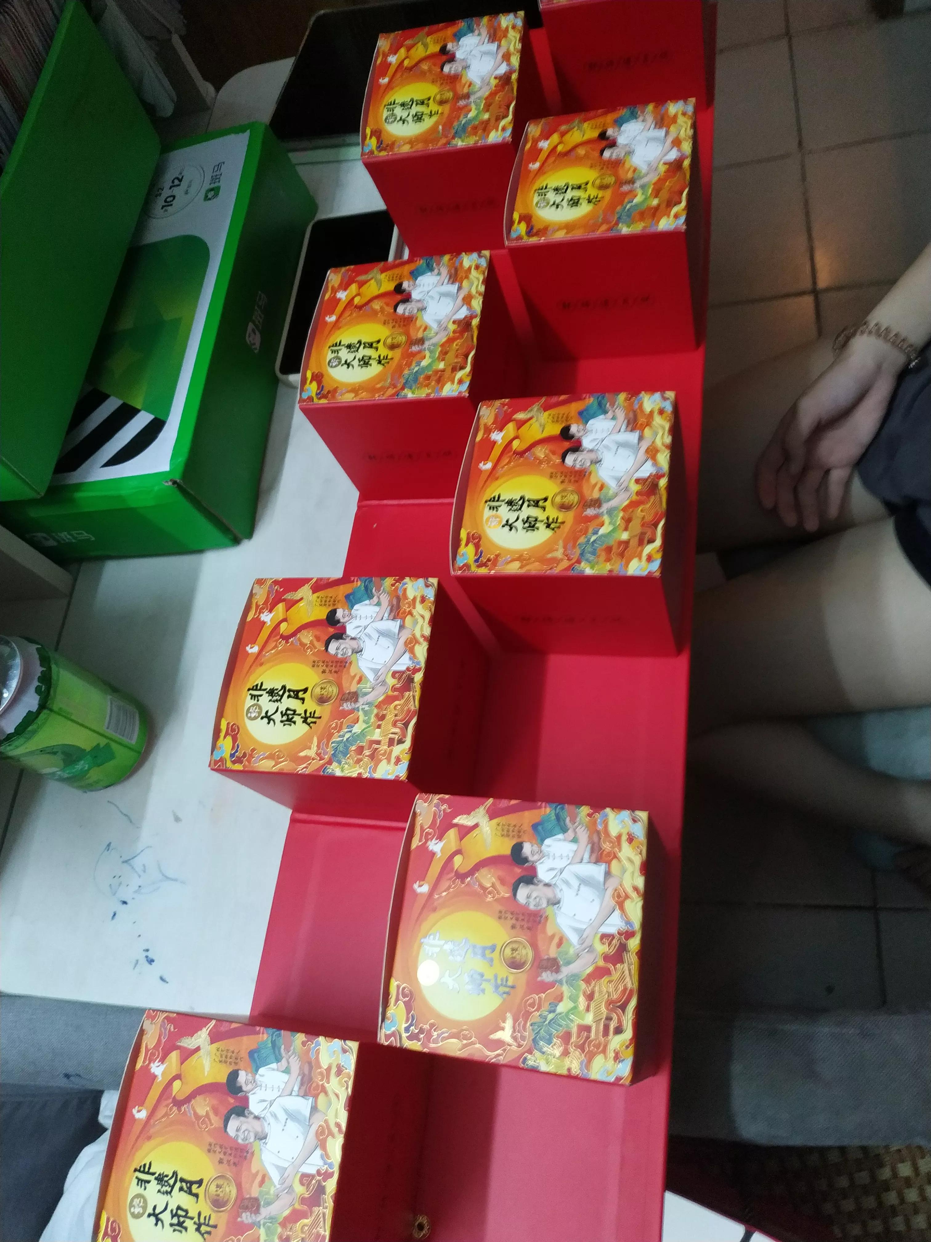 This is the first time I have seen a mooncake box like this.very ...