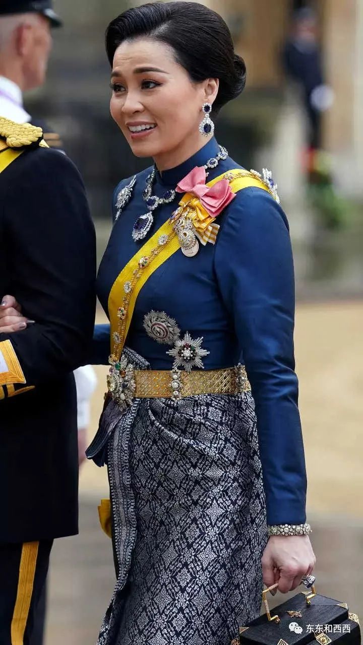 The queen of Thailand has a face full of blessings and precious jewels ...