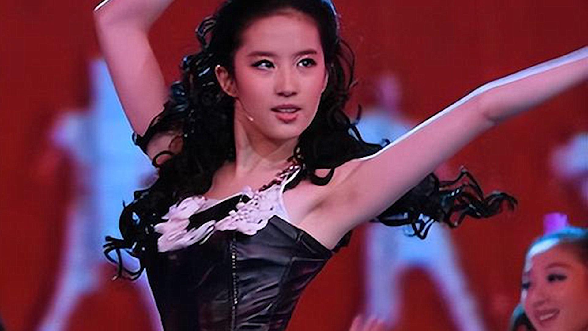 How wild was Liu Yifei in Japan? Strong songs and hot dances, it turns out that the fairy sister ...