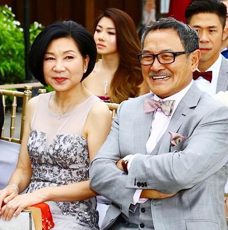 Hawick Lau's family of "three"! Wearing a black glutinous rice doll ...