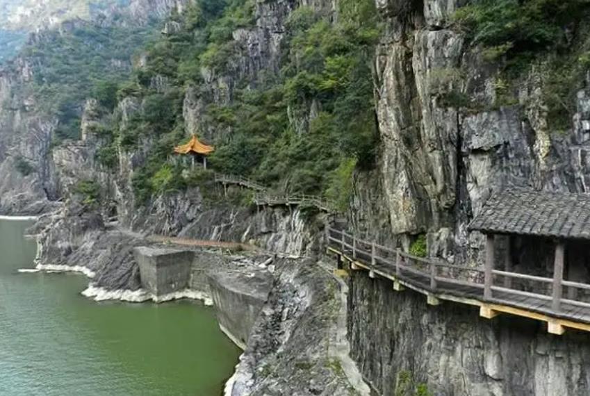 There are three famous ancient plank roads in Hanzhong. After 2,000 ...