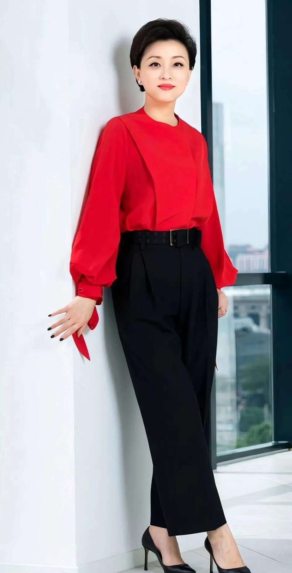 "CCTV's first talented girl" Yang Lan charming and beautiful picture ...