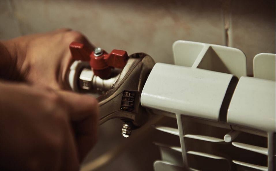 The reason why the heating water inlet pipe is hot and the return water ...