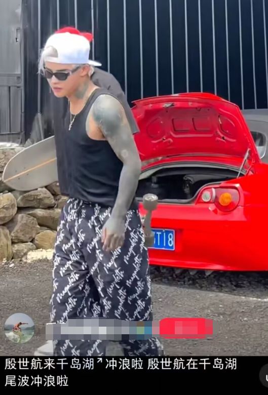 Yin Shihang appeared in the Qiandao Lake surfing, dressed up and hit ...