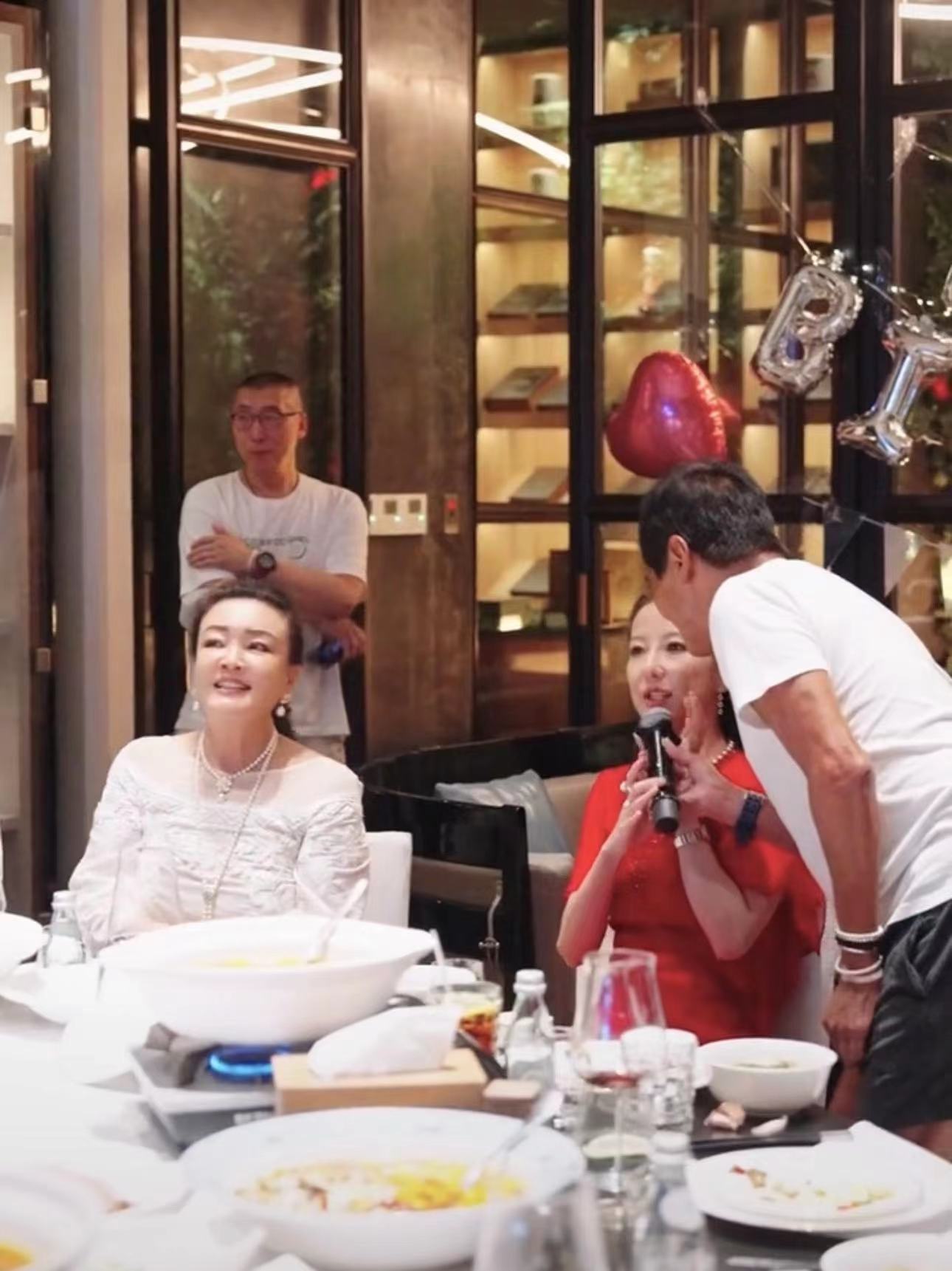 Qi Qin appeared at the reception, so thin and old that he couldn't ...