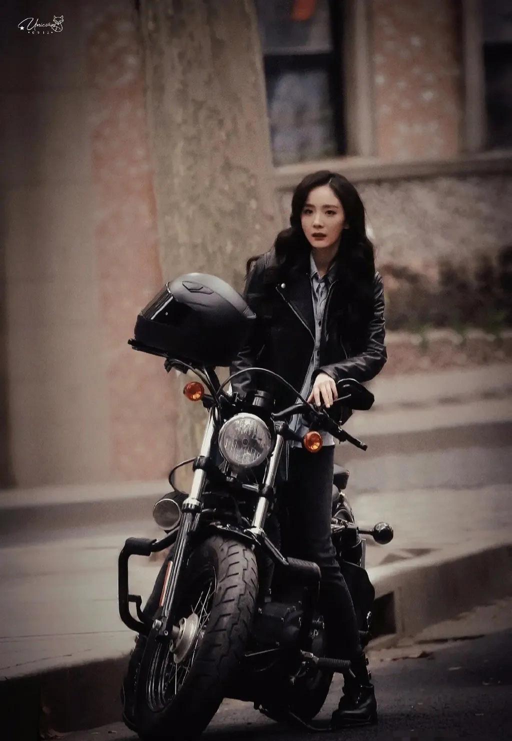 Yang Mi's temperament is on the hook, wearing a black leather jacket ...