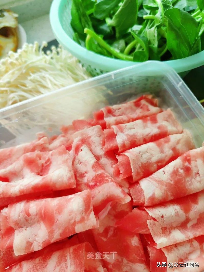 Fatty beef in golden soup - iNEWS