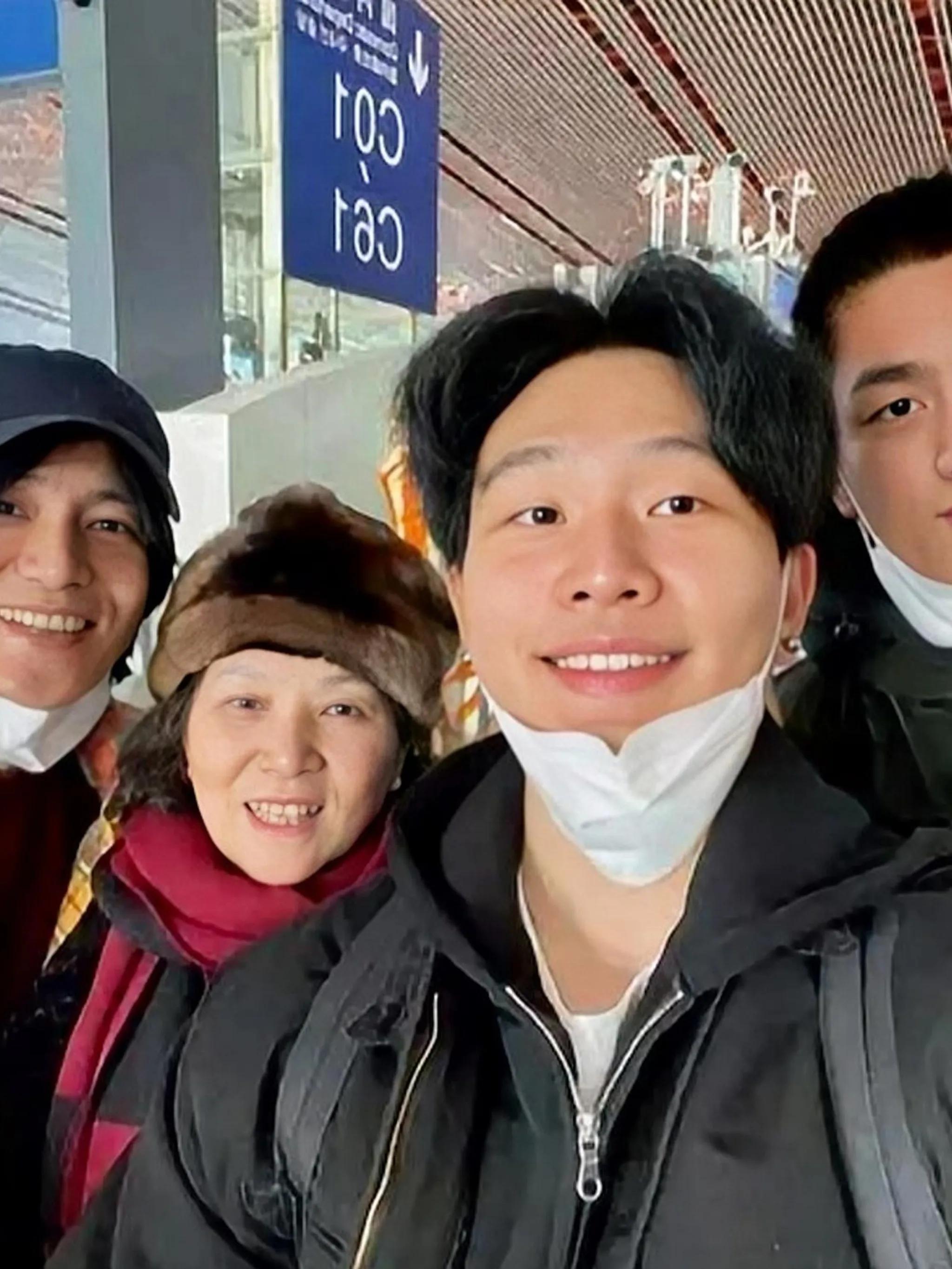 Chen Kun has a family portrait for Chinese New Year!The 20-year-old ...