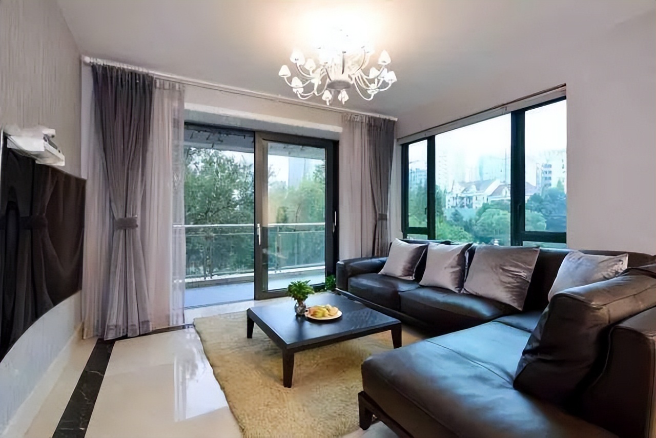 Poor decoration, the ceiling is not made of suspended ceilings, and ...