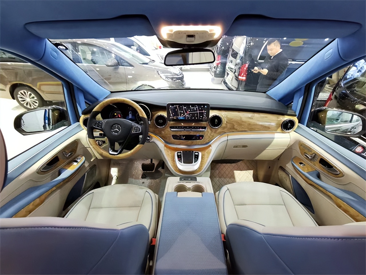 Mercedes-Benz V-class commercial vehicle customization · Hawker V600 ...