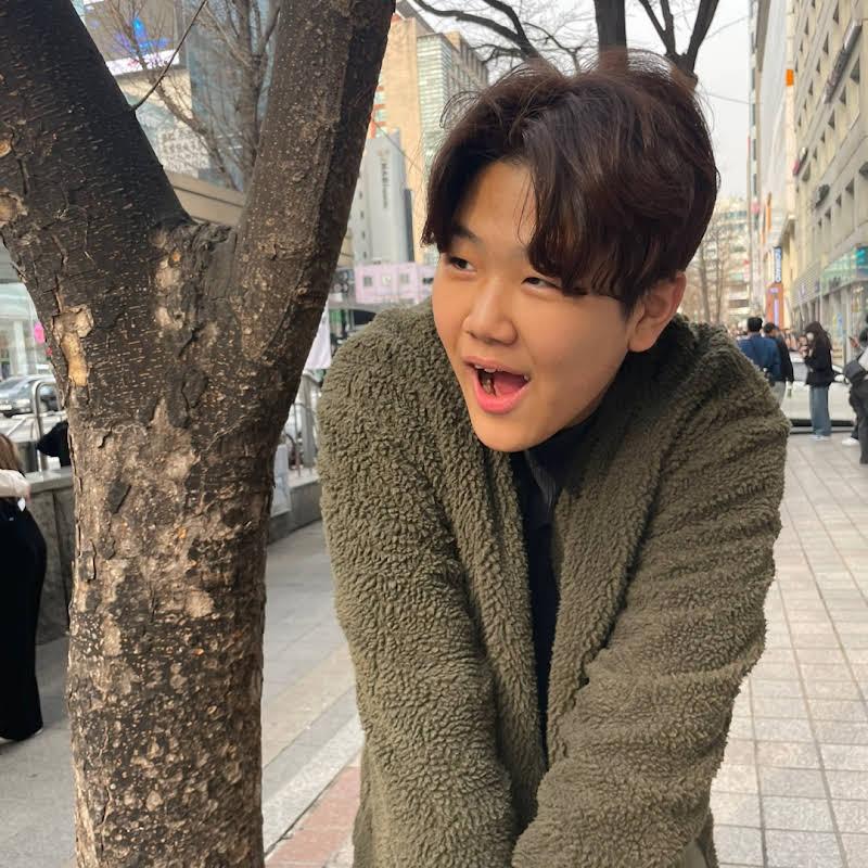 A recent photo of Lee Jong Hyuk's son, Lee Junsu, once had a baby's fat cheeks, and he grew up ...