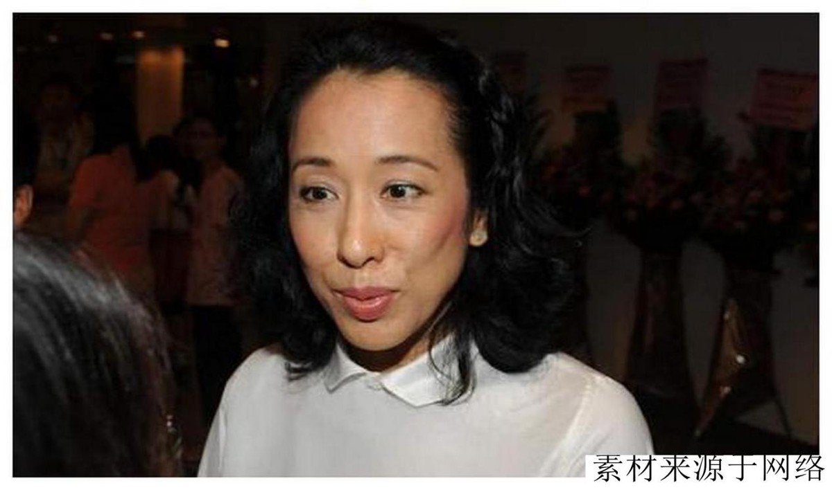 Lingling Zhu accompanied her second husband to attend the group ...