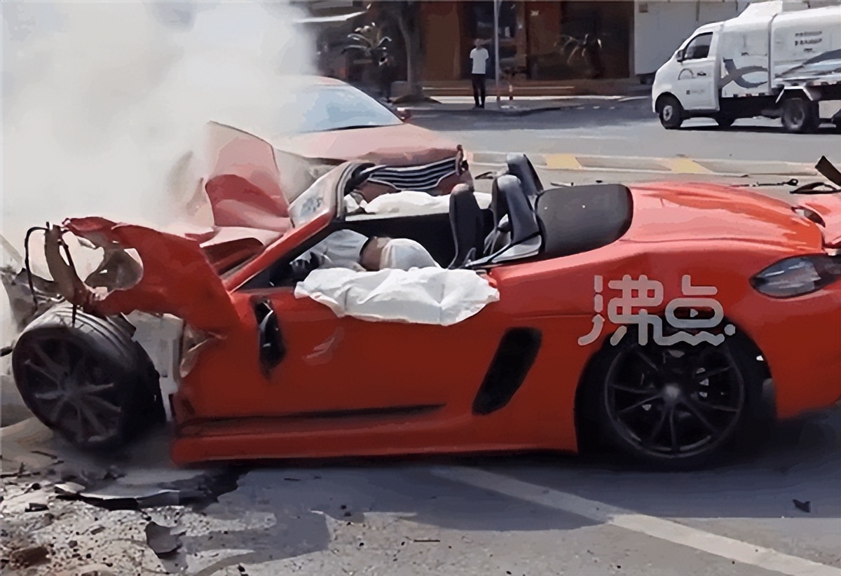 The roof of the BYD seal just mentioned was smashed through by a stone ...
