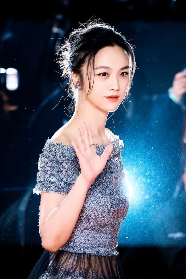 Tang Weiyi's family went back to Leqing's tomb sweeping and appeared on the scene without makeup ...