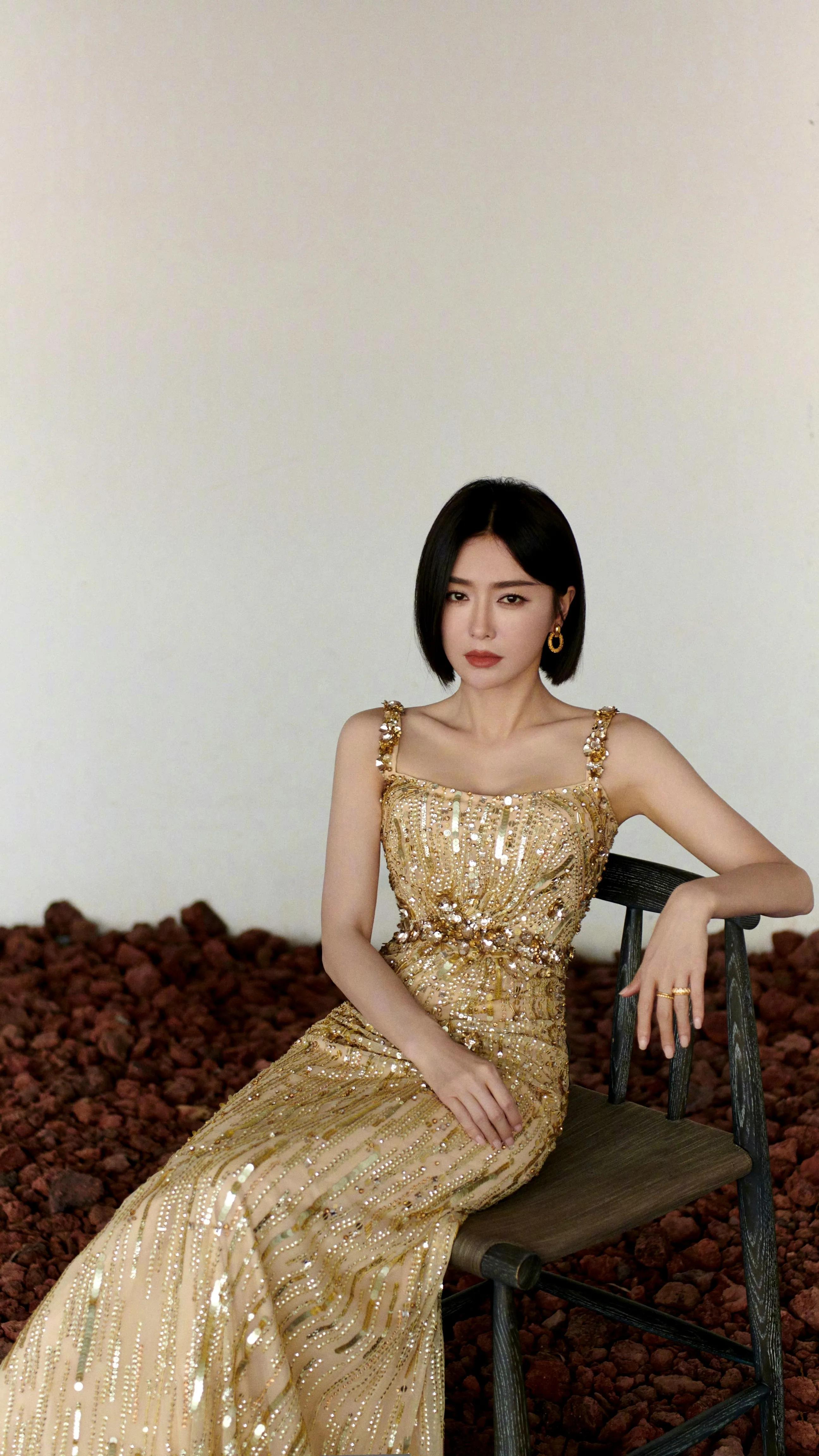 Qin Lan's beautiful figure on May 03, 2023 - iNEWS