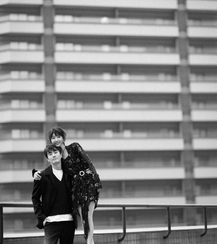 Yang Jue and Mao Xiaotong reunited for a photoshoot. The two held hands ...