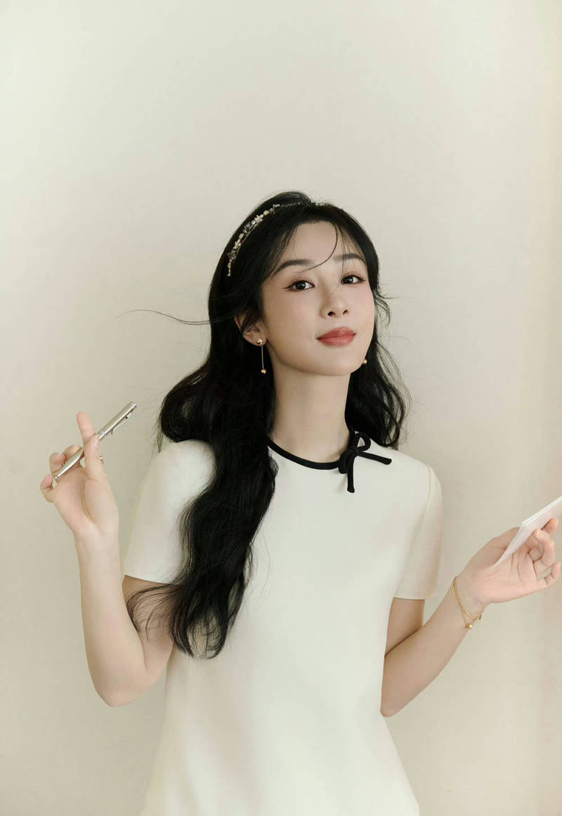 Yang Zi's gentle and ladylike style looks like a princess's eyes are ...