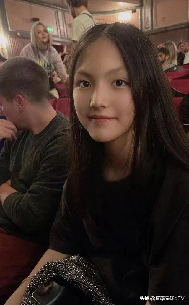 From Wang Shiling's posture on the phone, it can be seen at a glance ...